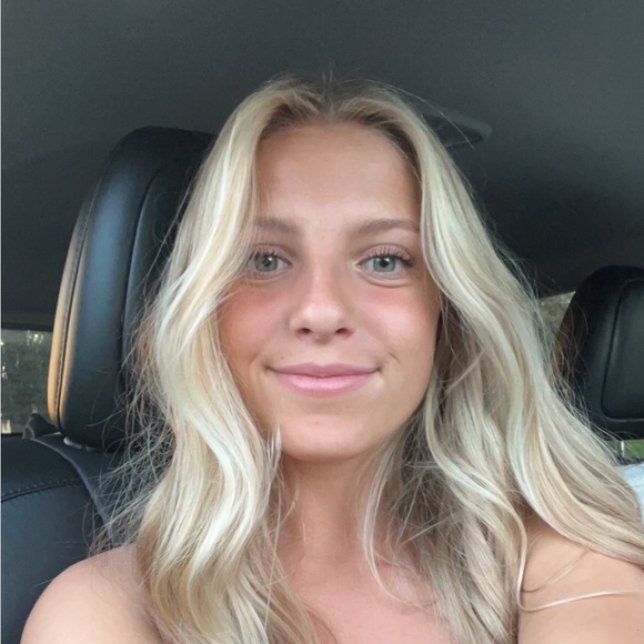 Molly's Closet (@mollybrickner) | Poshmark